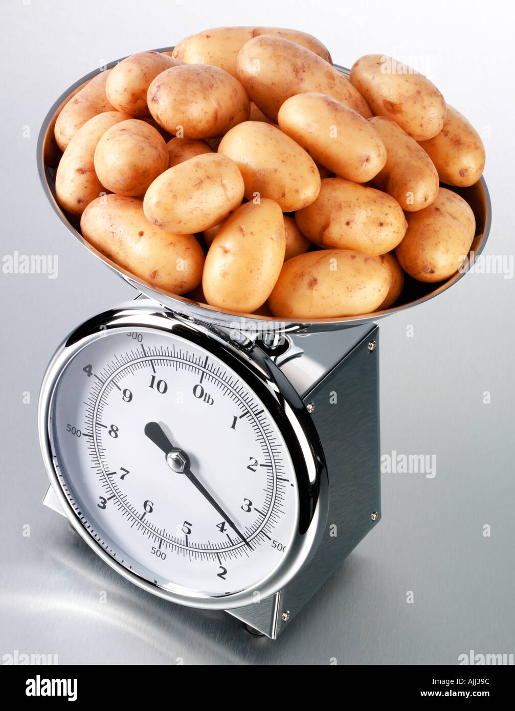KITCHEN SCALES WITH POTATOES Stock Photo - Alamy