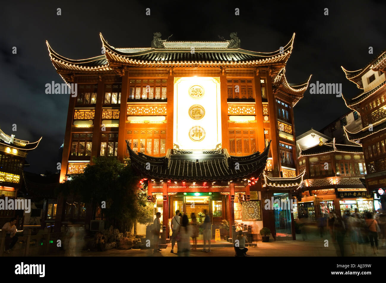 Yuyuan garden bazaar founded by ming dynasty pan family hi-res stock ...