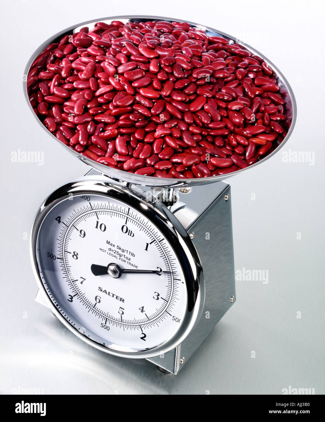 KITCHEN SCALES WITH RED KIDNEY BEANS Stock Photo - Alamy