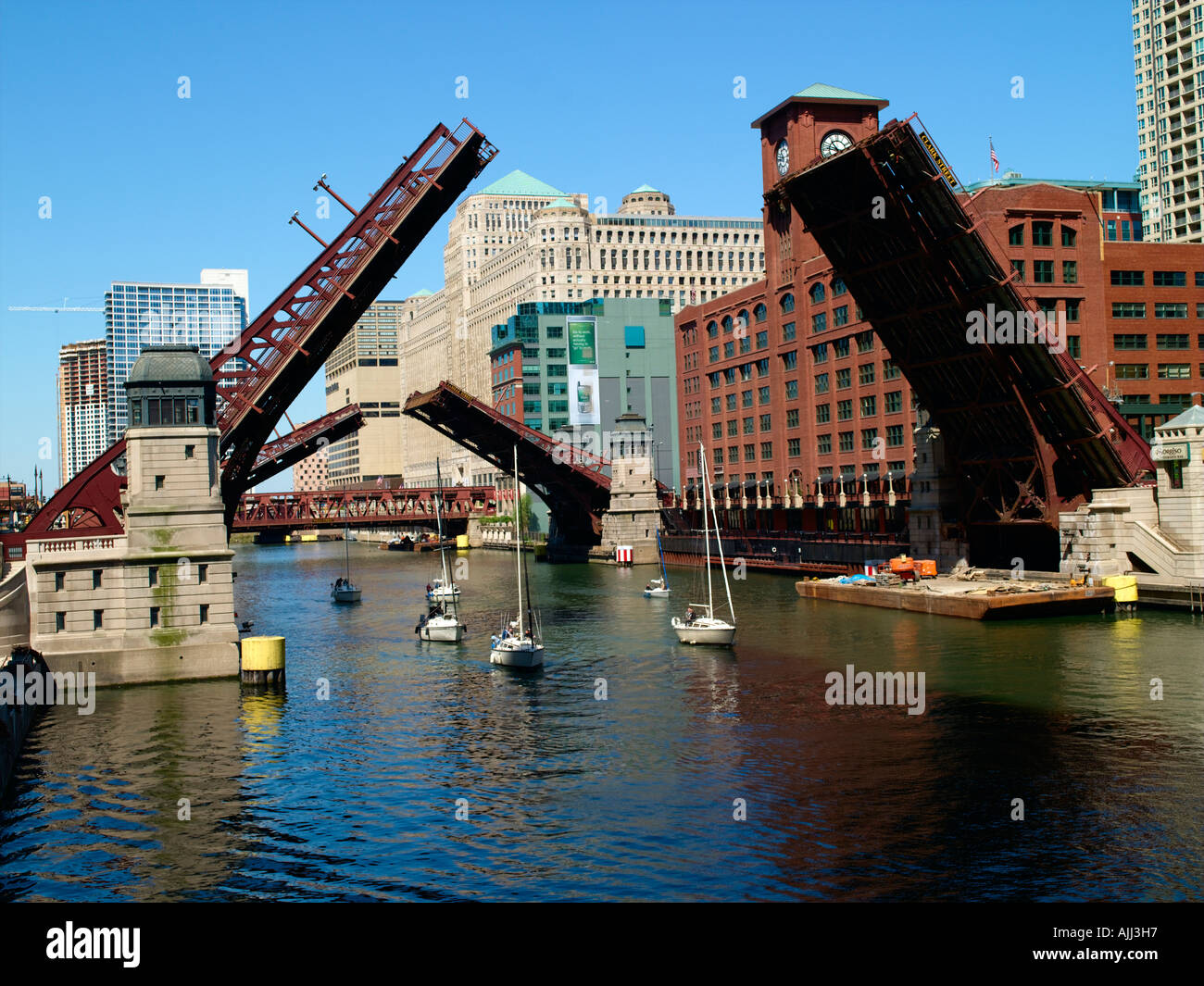 Boats bridge hi-res stock photography and images - Alamy