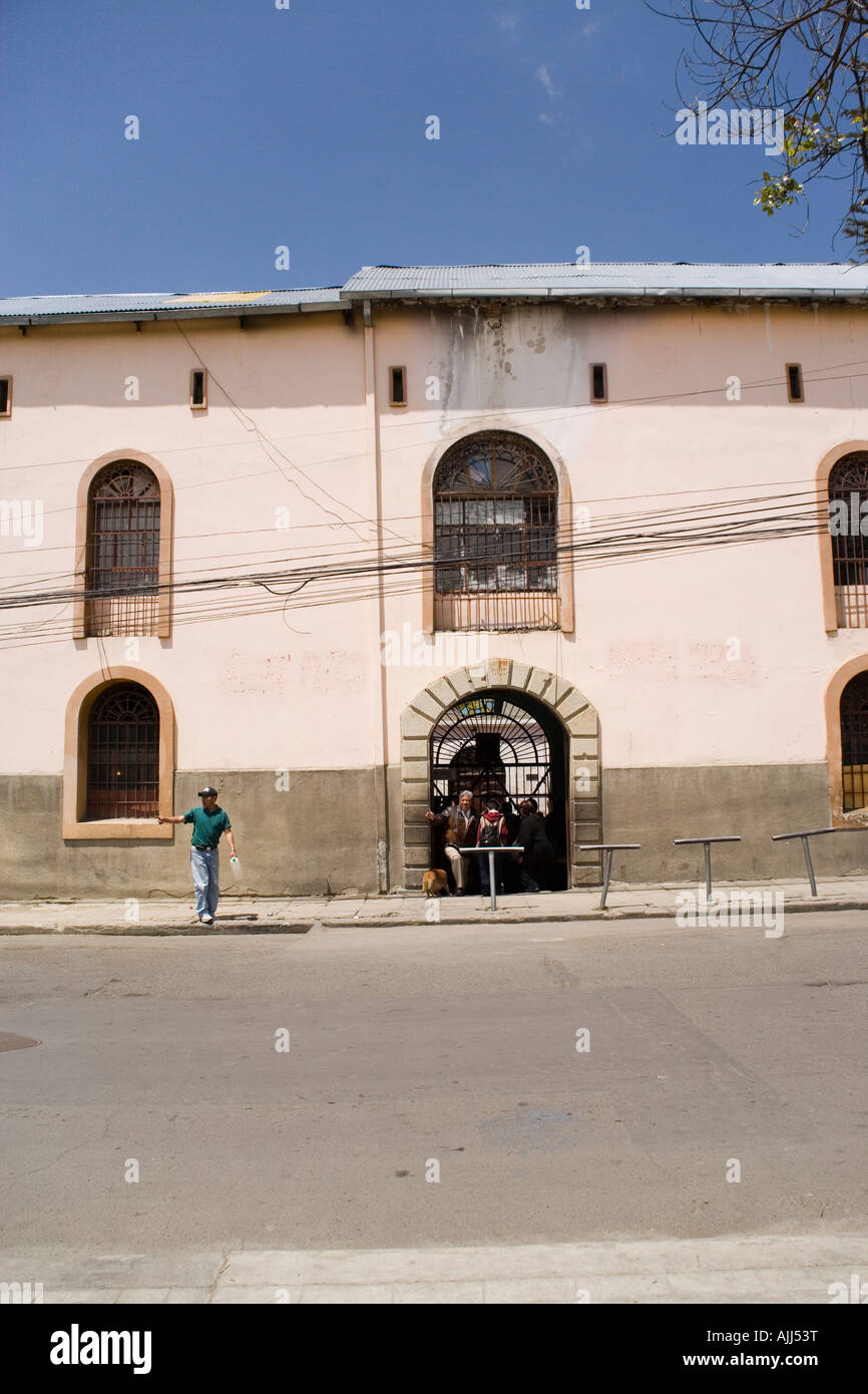 The San Pedro prison in Plaza Sucre, La Paz, Bolivia Stock Photo - Alamy