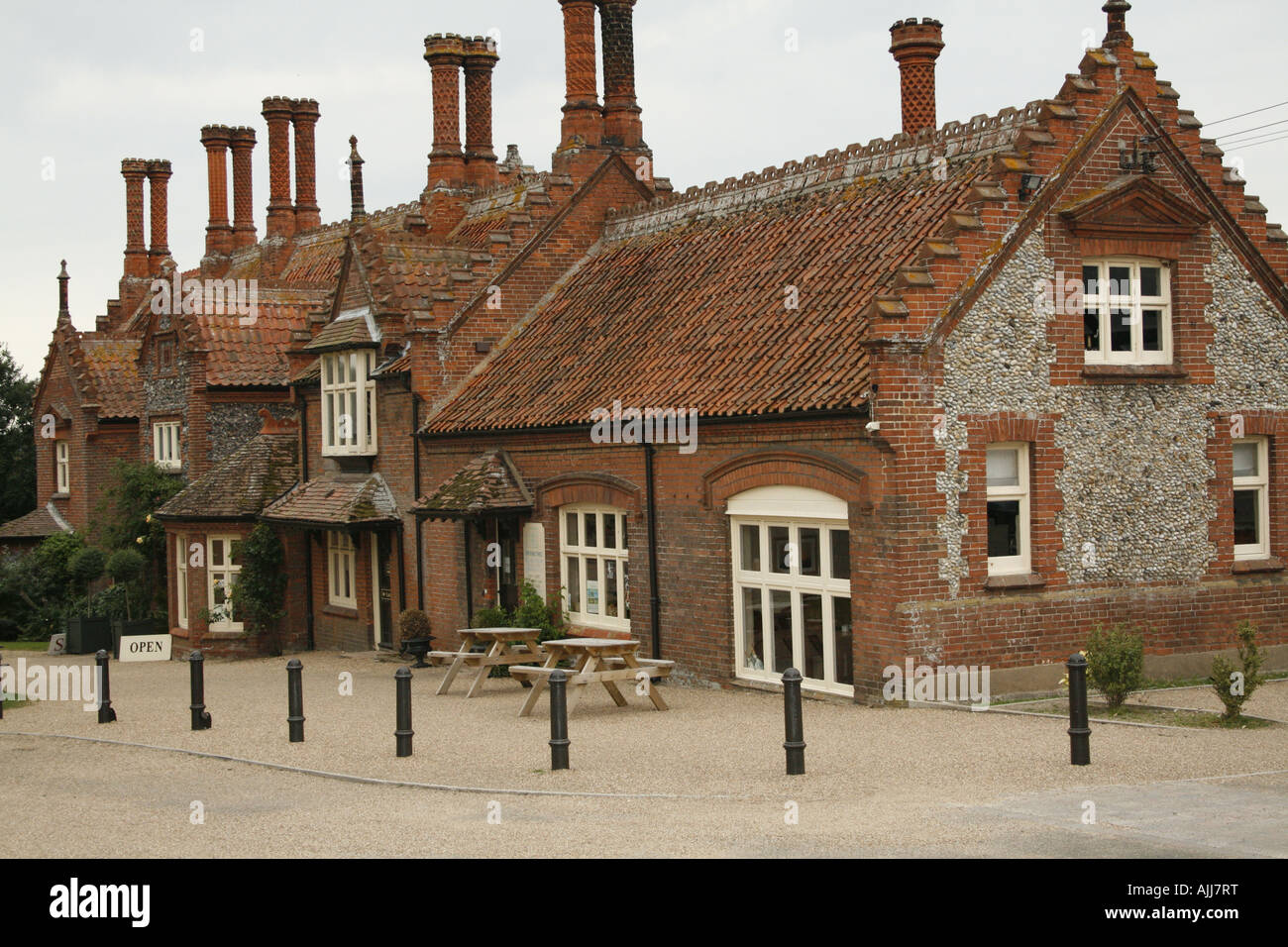 Old flint brick building hi-res stock photography and images - Alamy