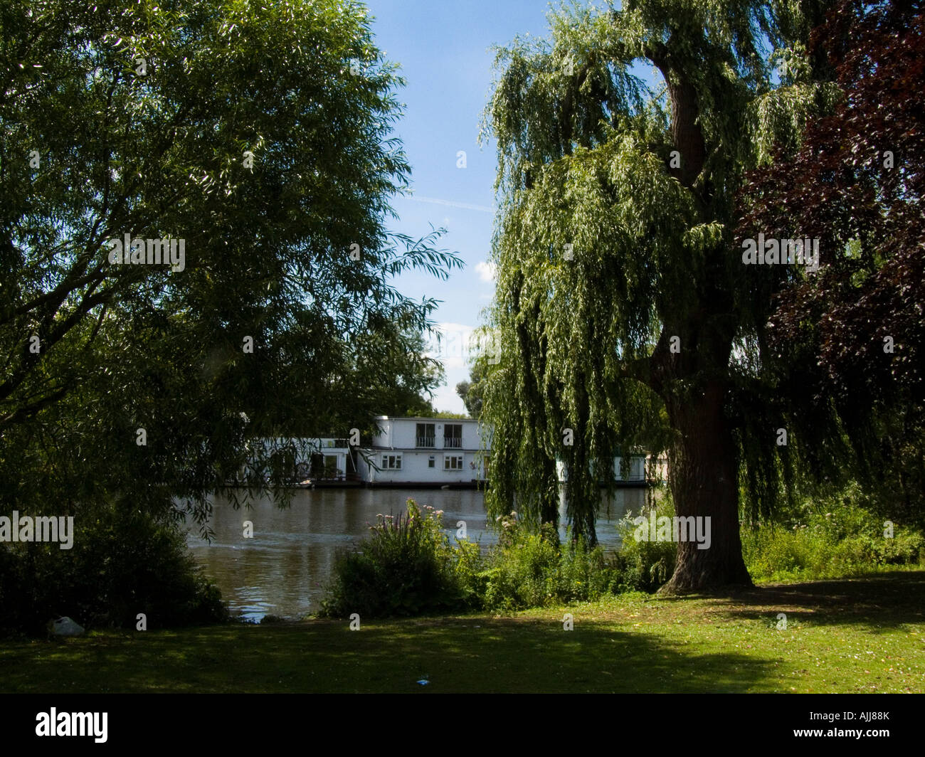 Hampton middlesex hi-res stock photography and images - Alamy