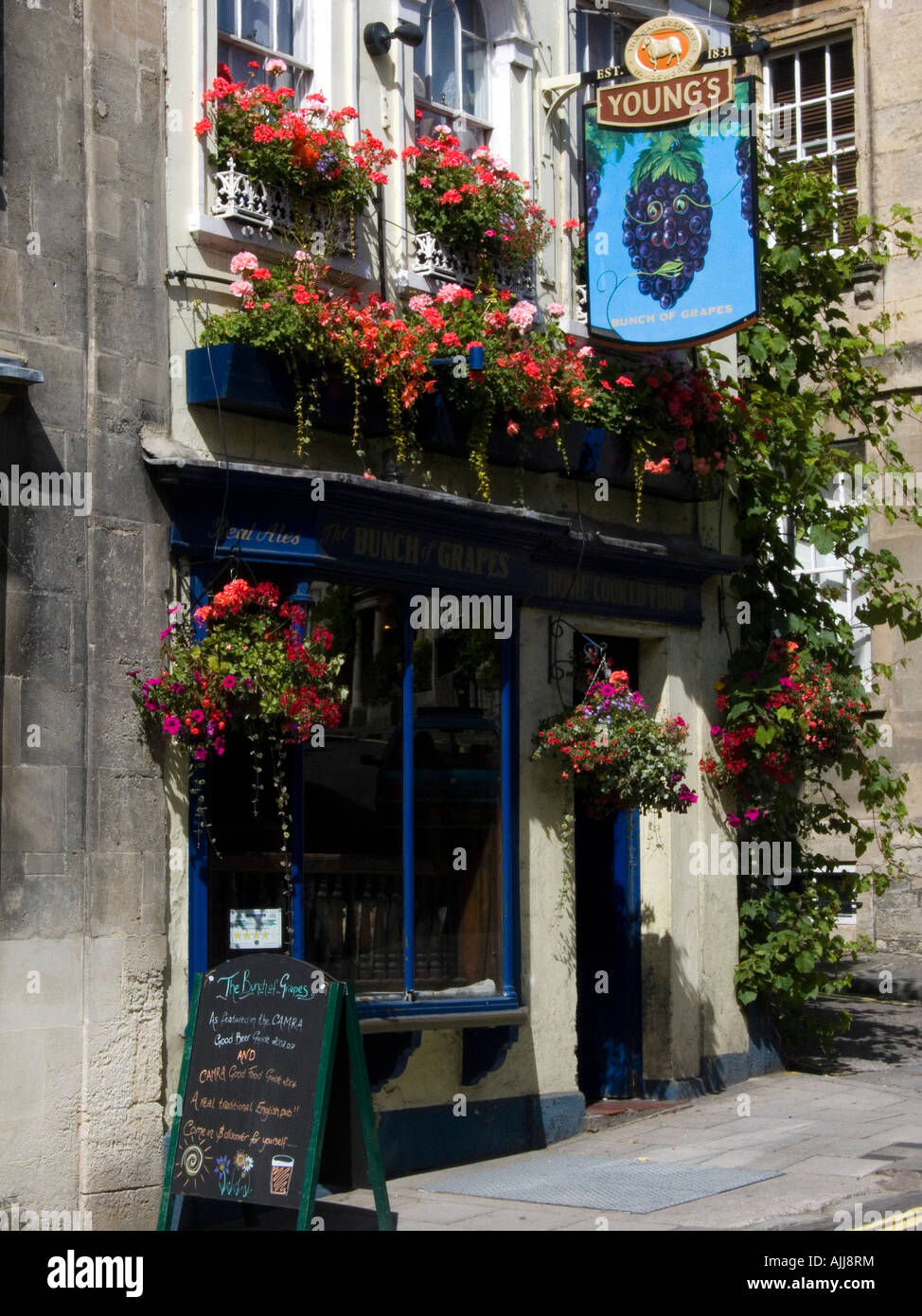 Front of traditional English pub Stock Photo - Alamy
