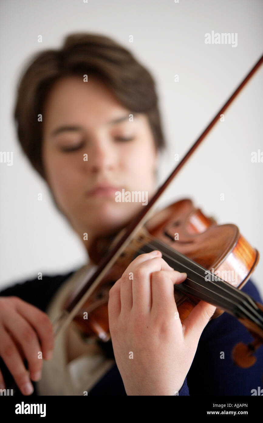 Violin student playing her instrument Stock Photo - Alamy