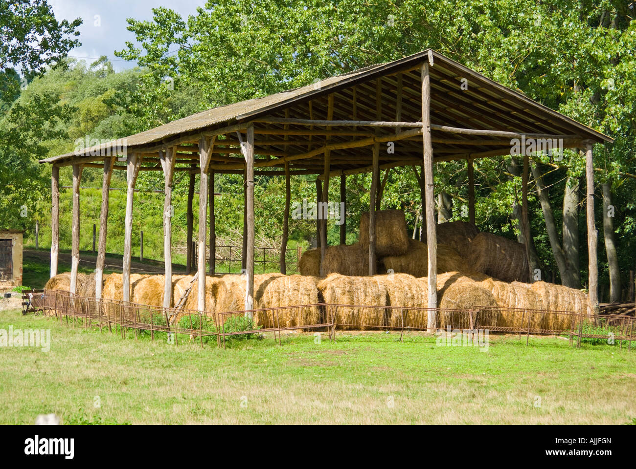 Open sided barn hi-res stock photography and images - Alamy