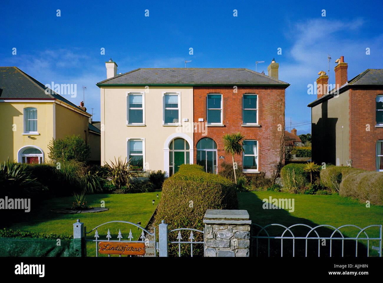 Middle class houses hi-res stock photography and images - Alamy