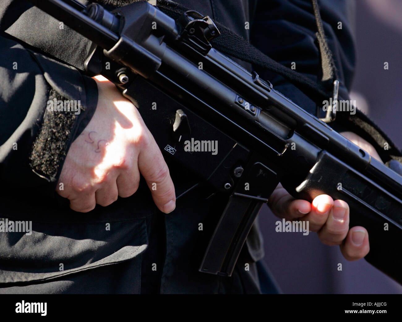 A close-up of an armed Metropolitan Policemans machine gun Stock Photo ...