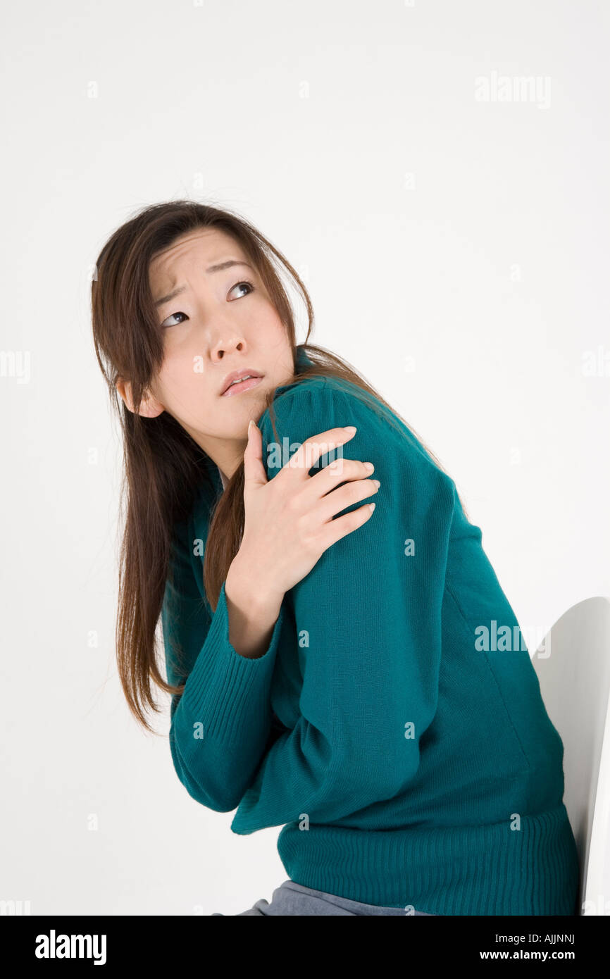 Woman scared looking over shoulder hi-res stock photography and images ...