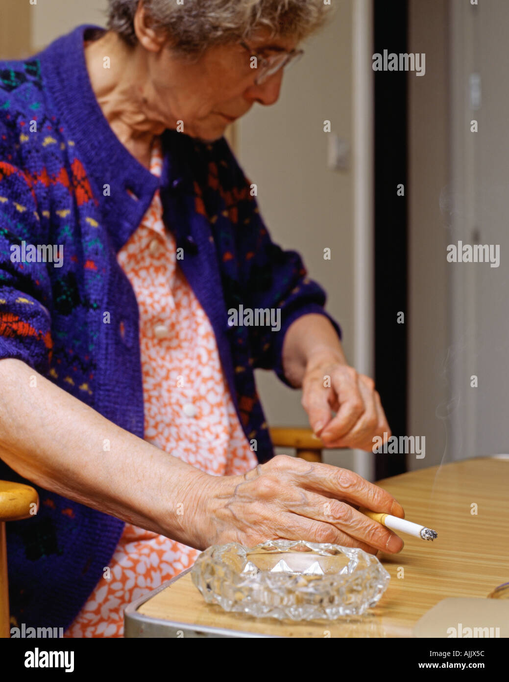 Elderly cigarette smoking habit hi-res stock photography and images - Alamy