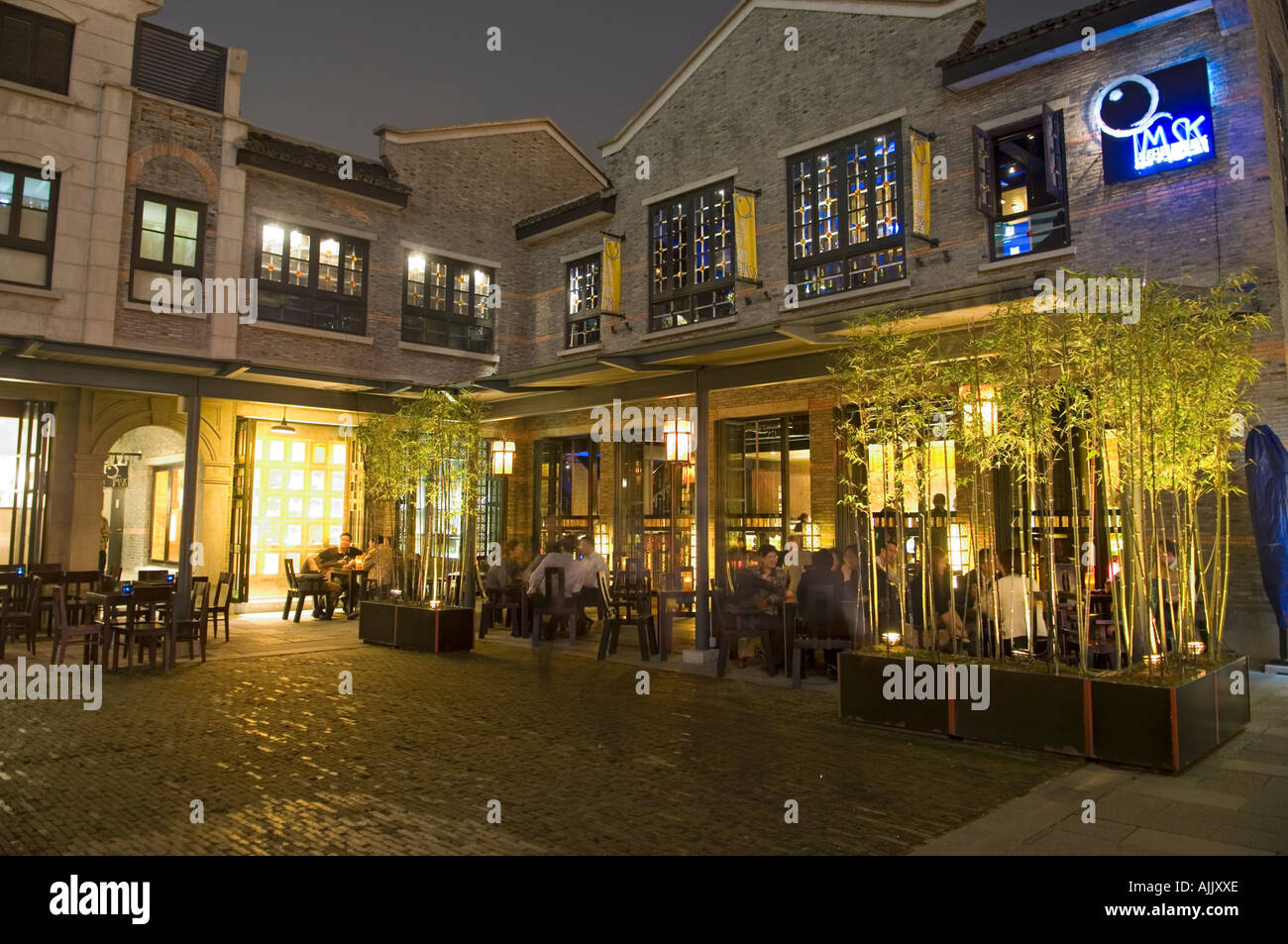 Night life in Shanghai Xintiandi, a new restauarants and bars area ...