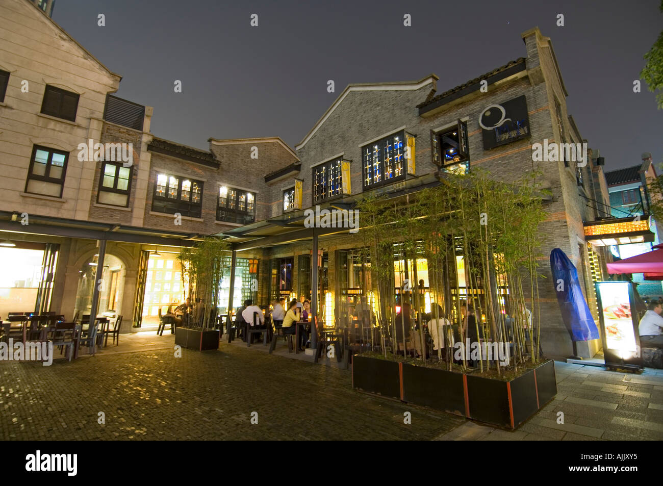 Night life in Shanghai Xintiandi, a new restauarants and bars area ...
