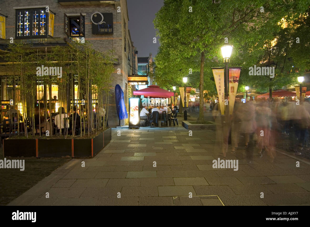 Night life in Shanghai Xintiandi, a new restauarants and bars area ...