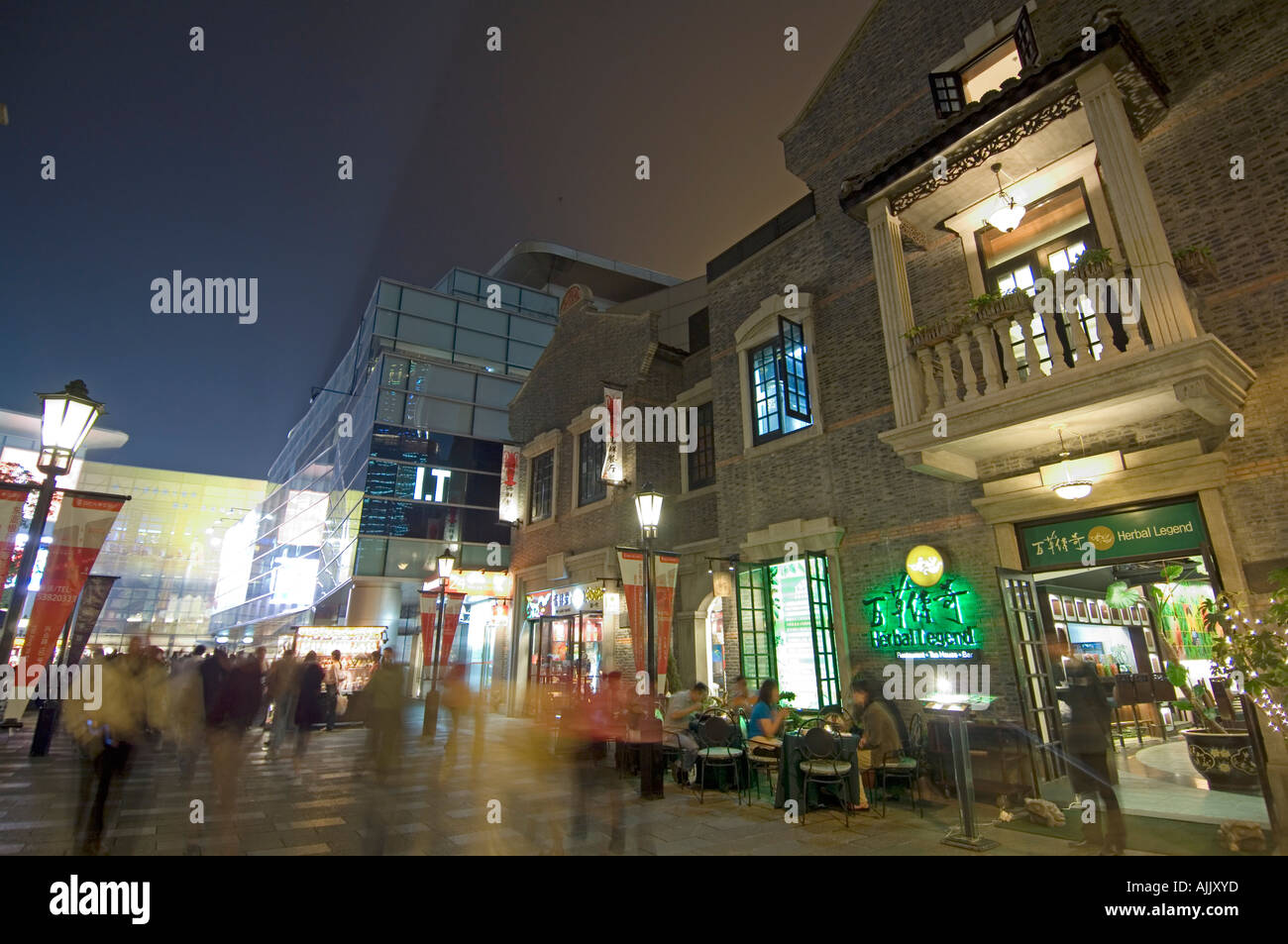 Night life in Shanghai Xintiandi, a new restauarants and bars area ...