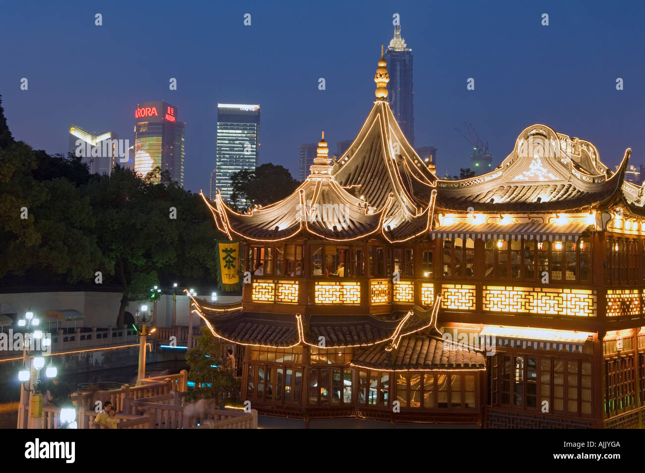 Yuyuan garden zig zag bridge hi-res stock photography and images - Alamy