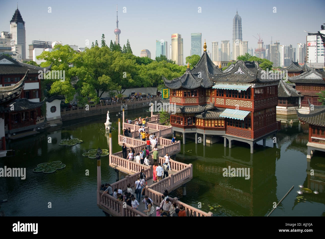 Yuyuan garden zig zag bridge hi-res stock photography and images - Alamy