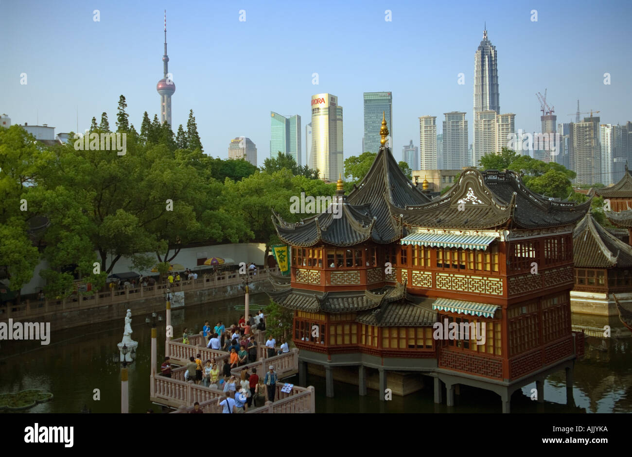 Yuyuan garden zig zag bridge hi-res stock photography and images - Alamy