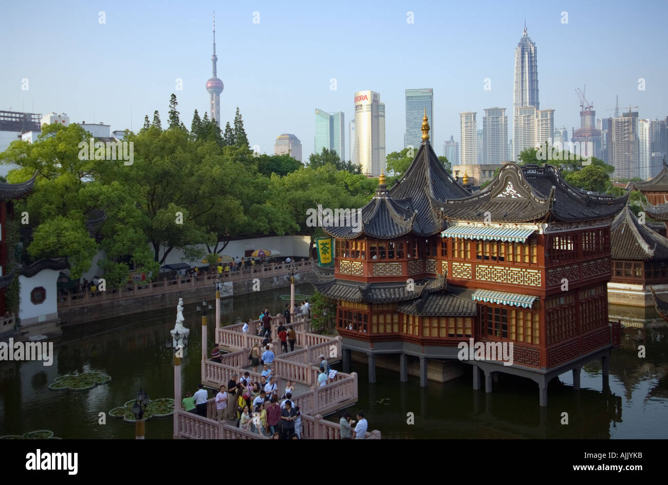 Yuyuan garden zig zag bridge hi-res stock photography and images - Alamy