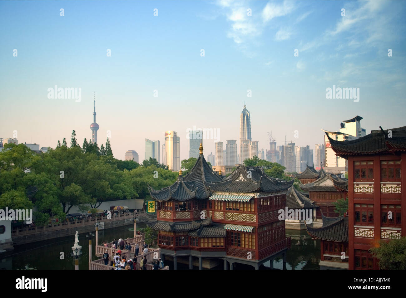 Yuyuan garden zig zag bridge hi-res stock photography and images - Alamy