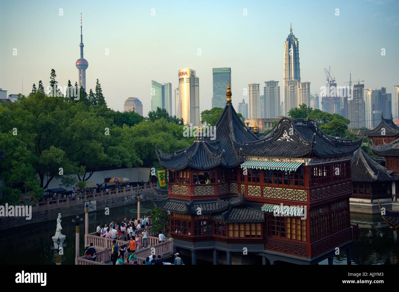 Yuyuan garden zig zag bridge hi-res stock photography and images - Alamy