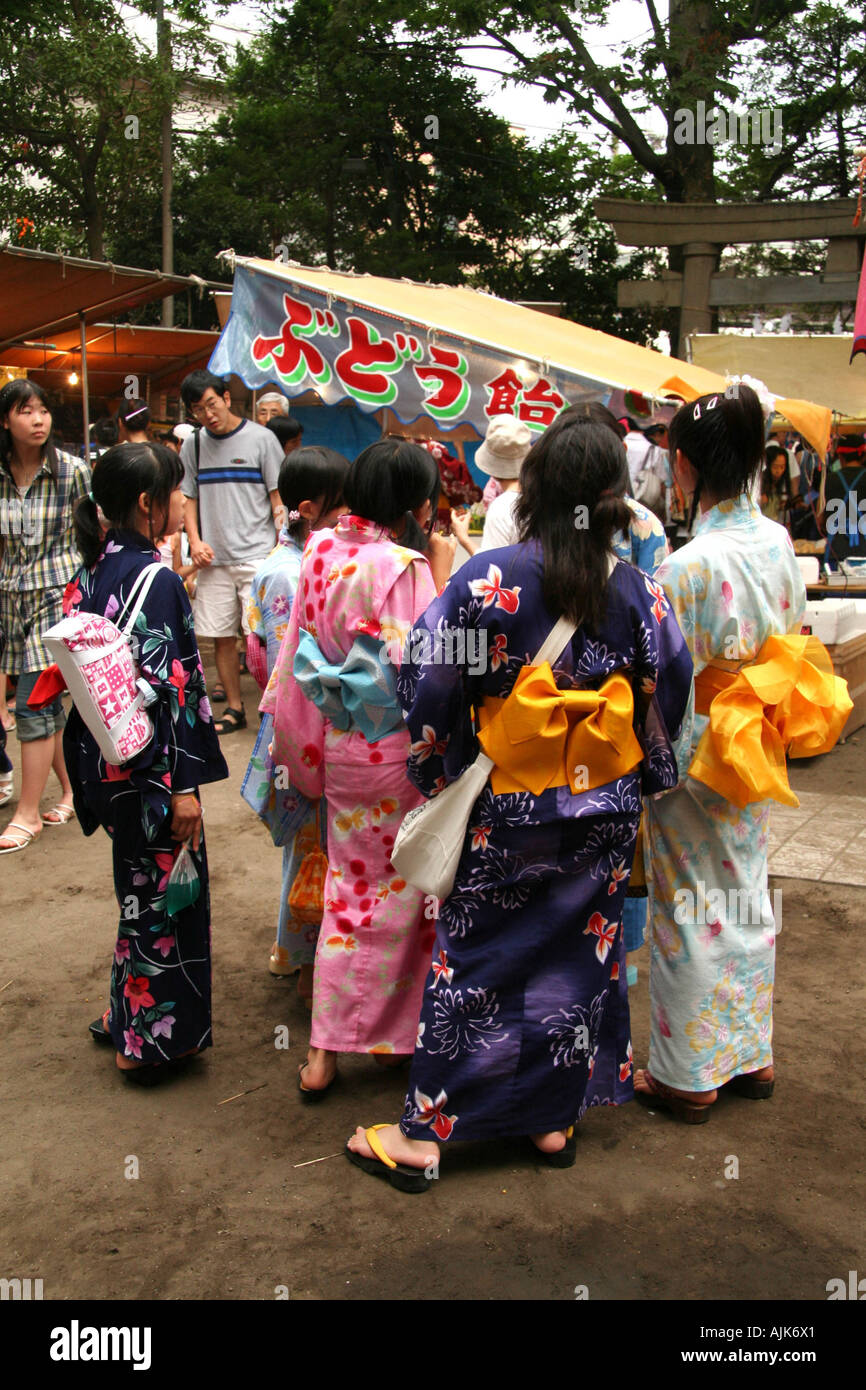 Girls wearing yukata hi-res stock photography and images - Alamy