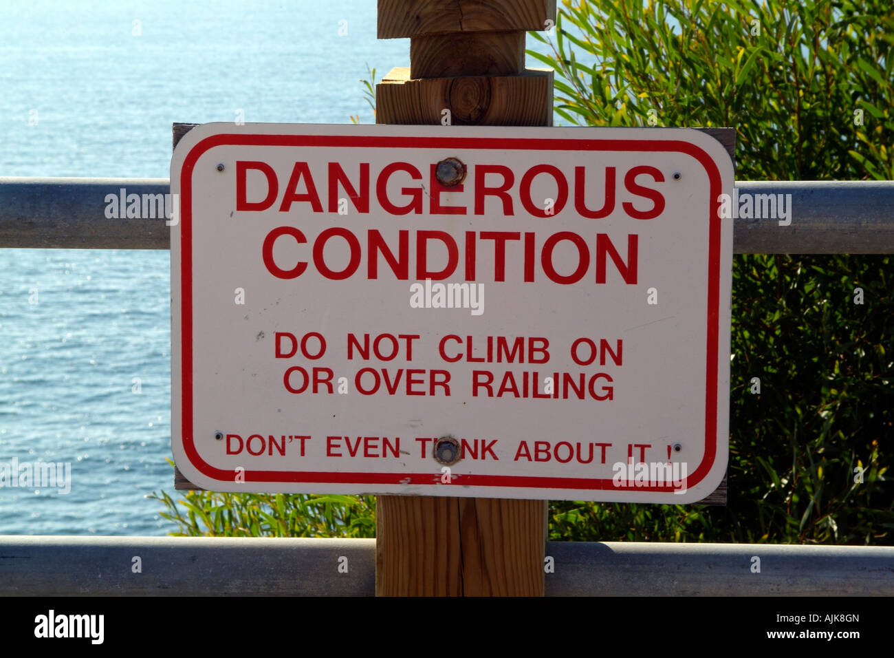 Dangerous cliff warning sign hi-res stock photography and images - Alamy