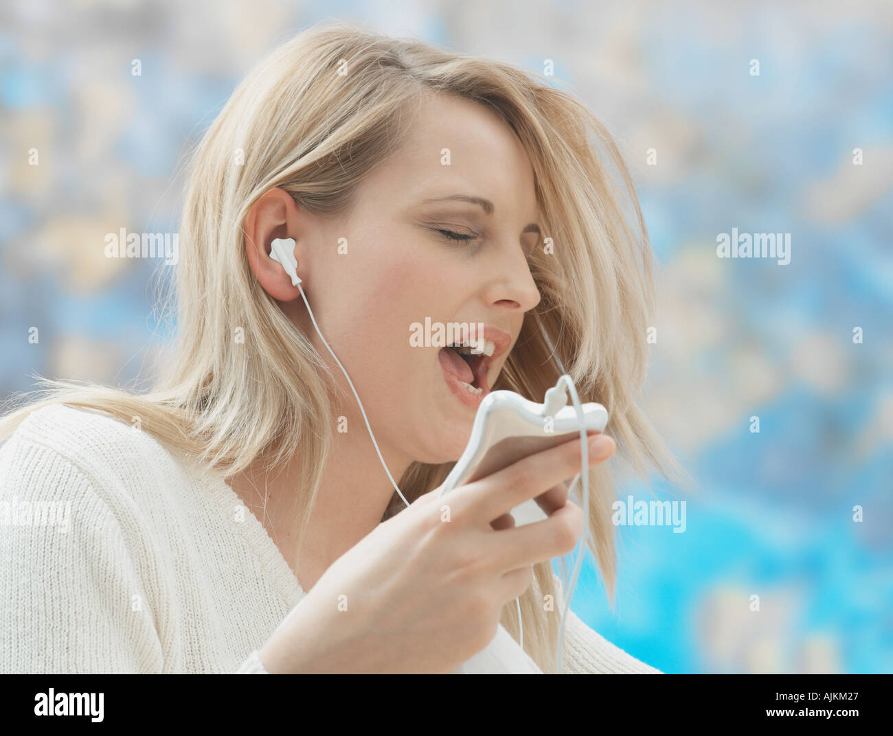 Woman listening to mp3 player Stock Photo - Alamy
