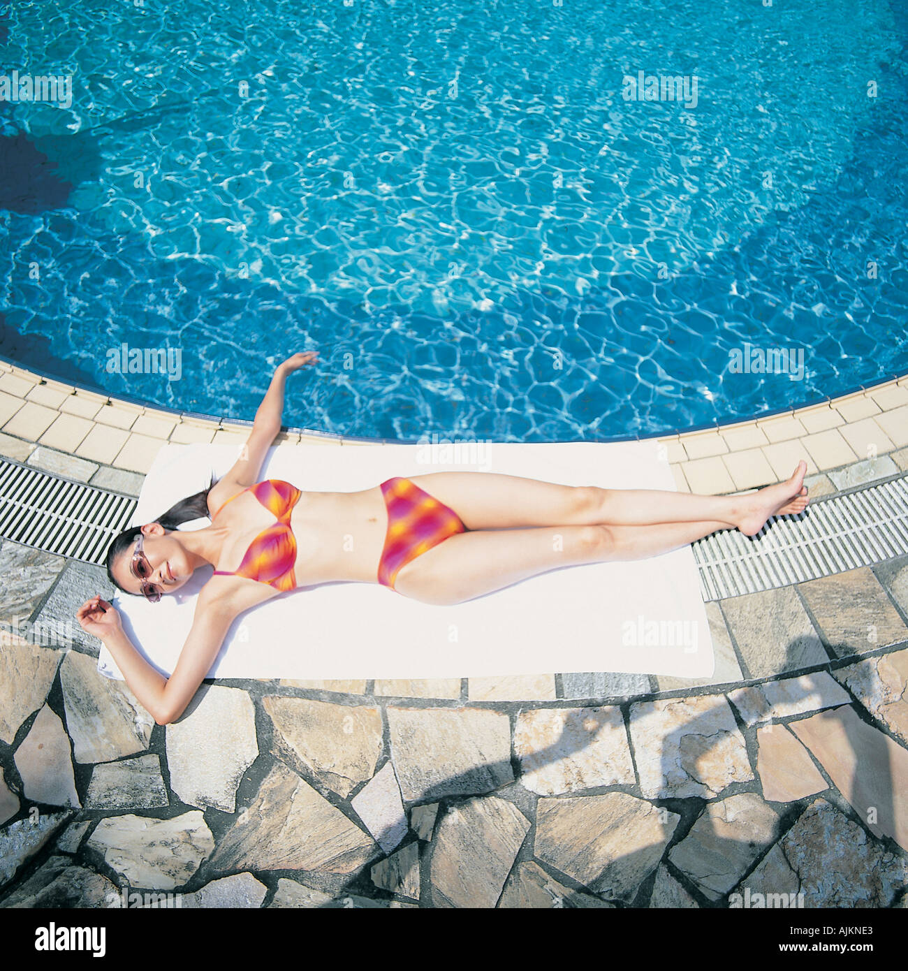 Woman bikini angle from back hi-res stock photography and images - Alamy