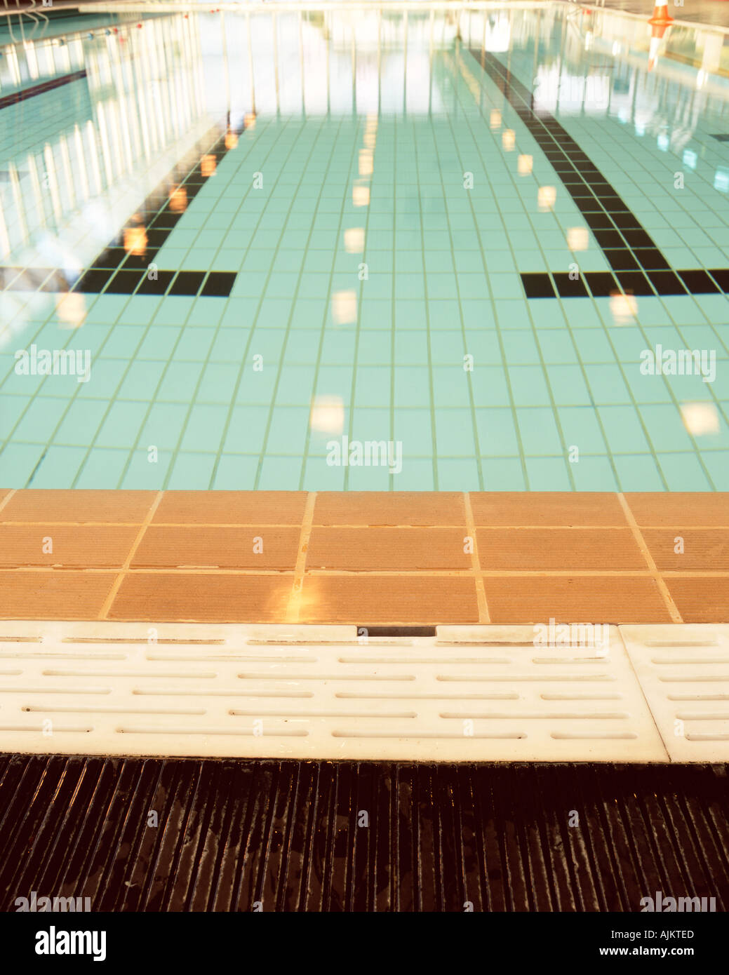 Empty swimming pool Stock Photo - Alamy