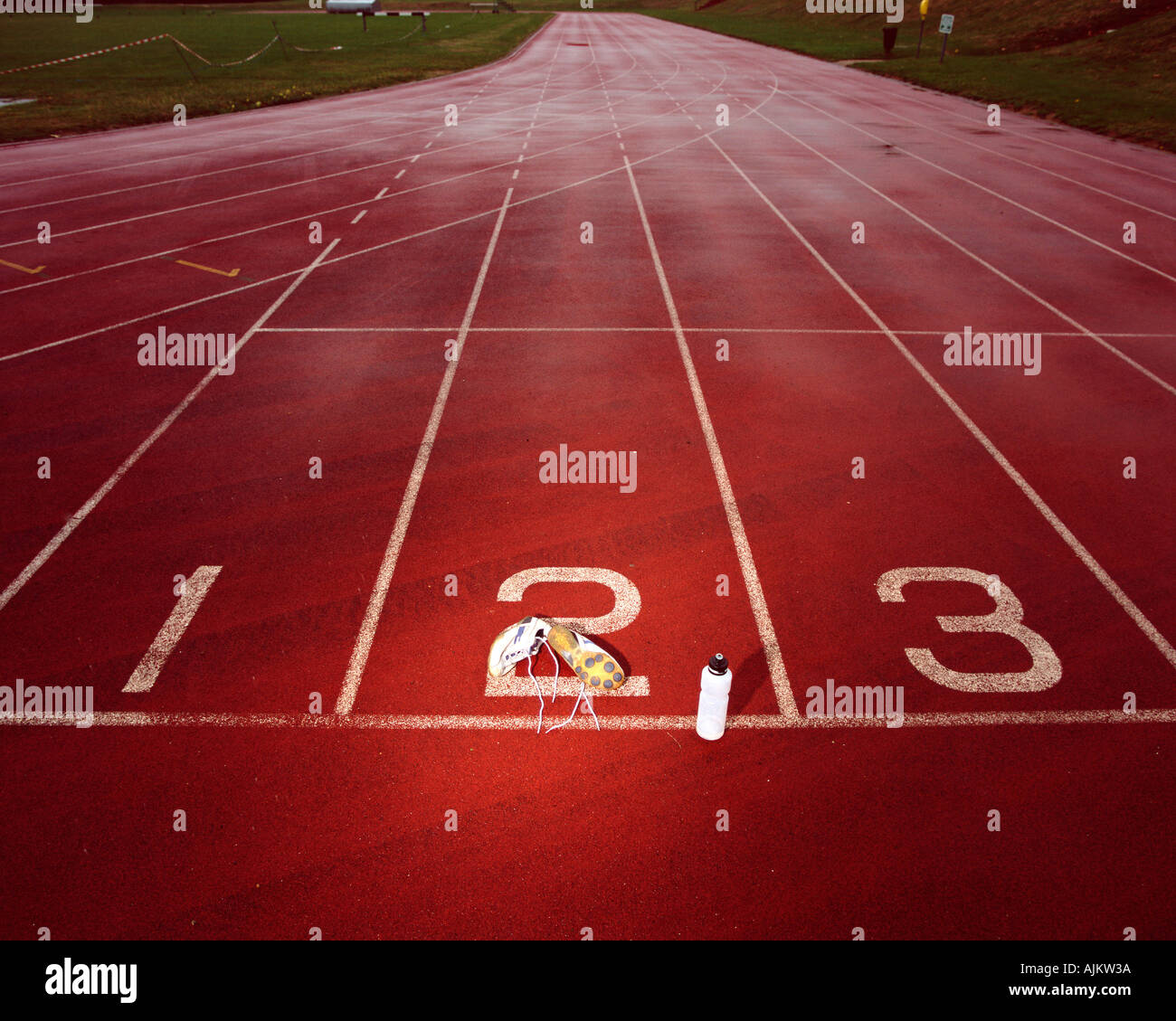 Empty race track Stock Photo - Alamy