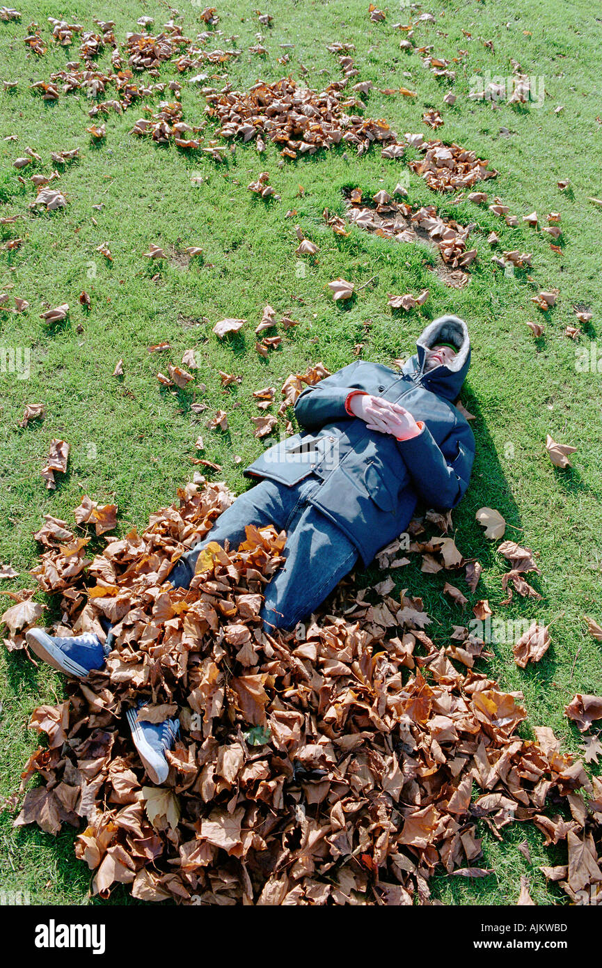 Men sleeping on ground hi-res stock photography and images - Alamy