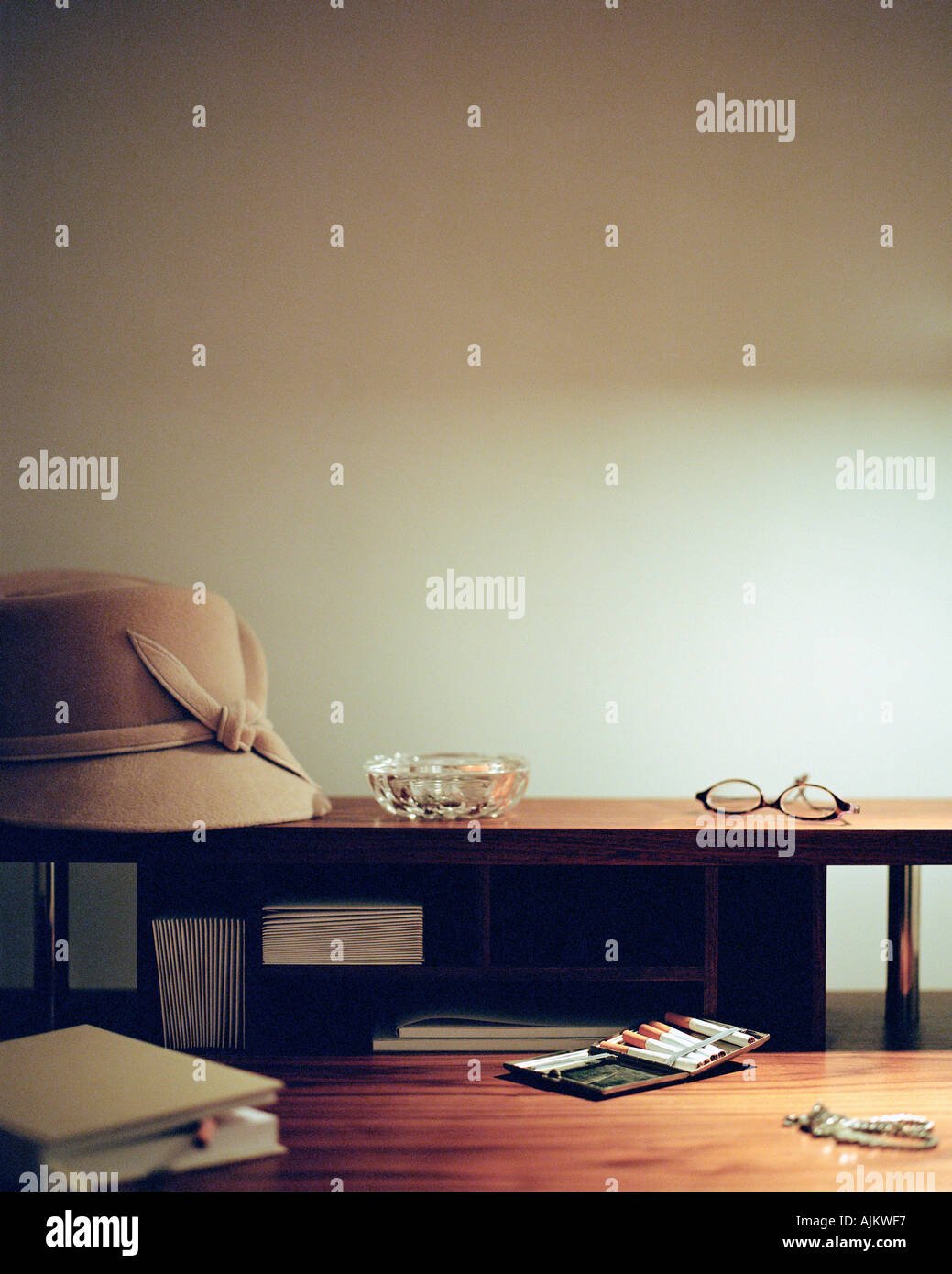 Objects on a desk hi-res stock photography and images - Alamy