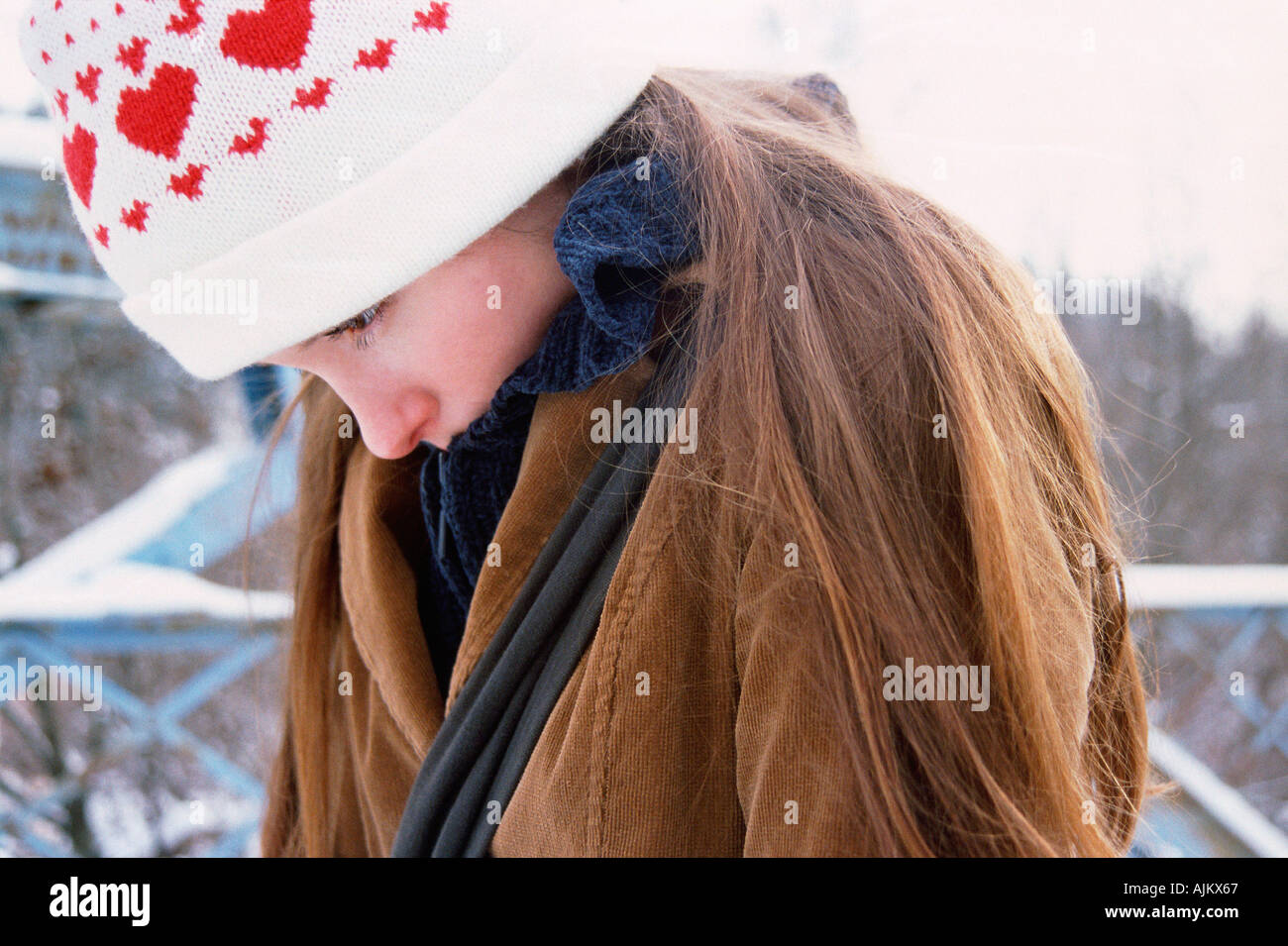 Girl hunching shoulders in cold Stock Photo - Alamy