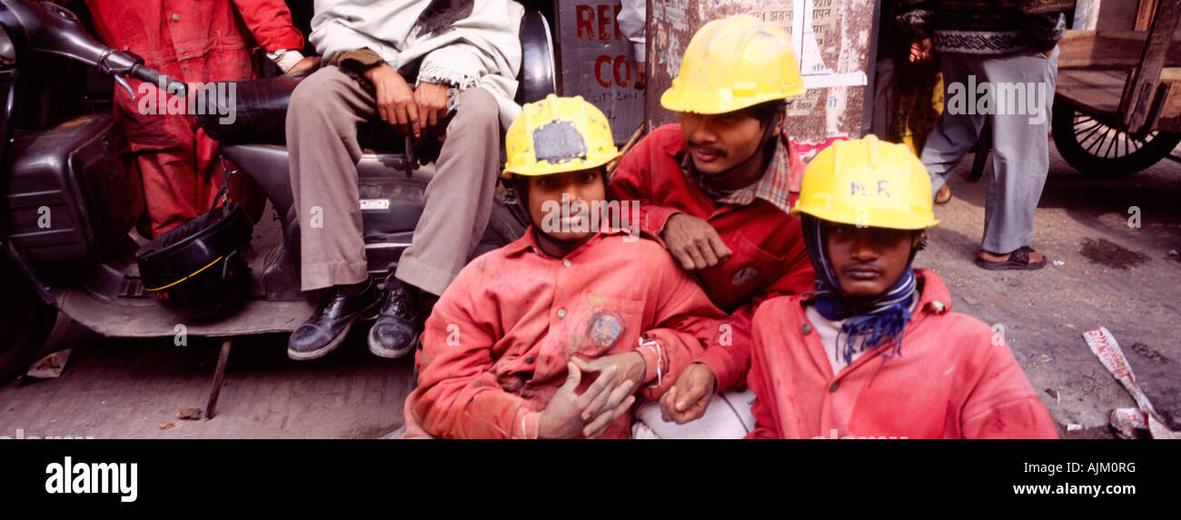 Indian road workers in orange suits, Delhi, India Stock Photo - Alamy