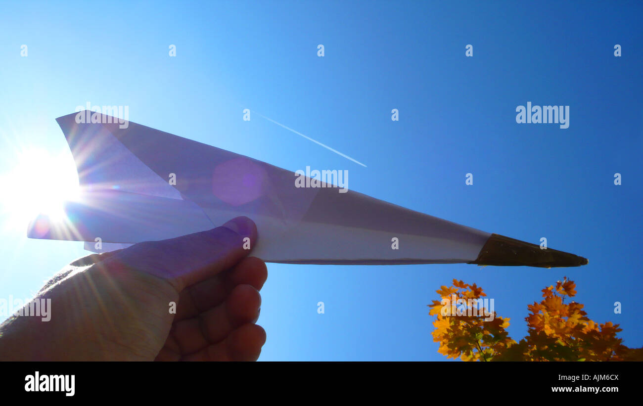 Light blue paper planes hi-res stock photography and images - Alamy