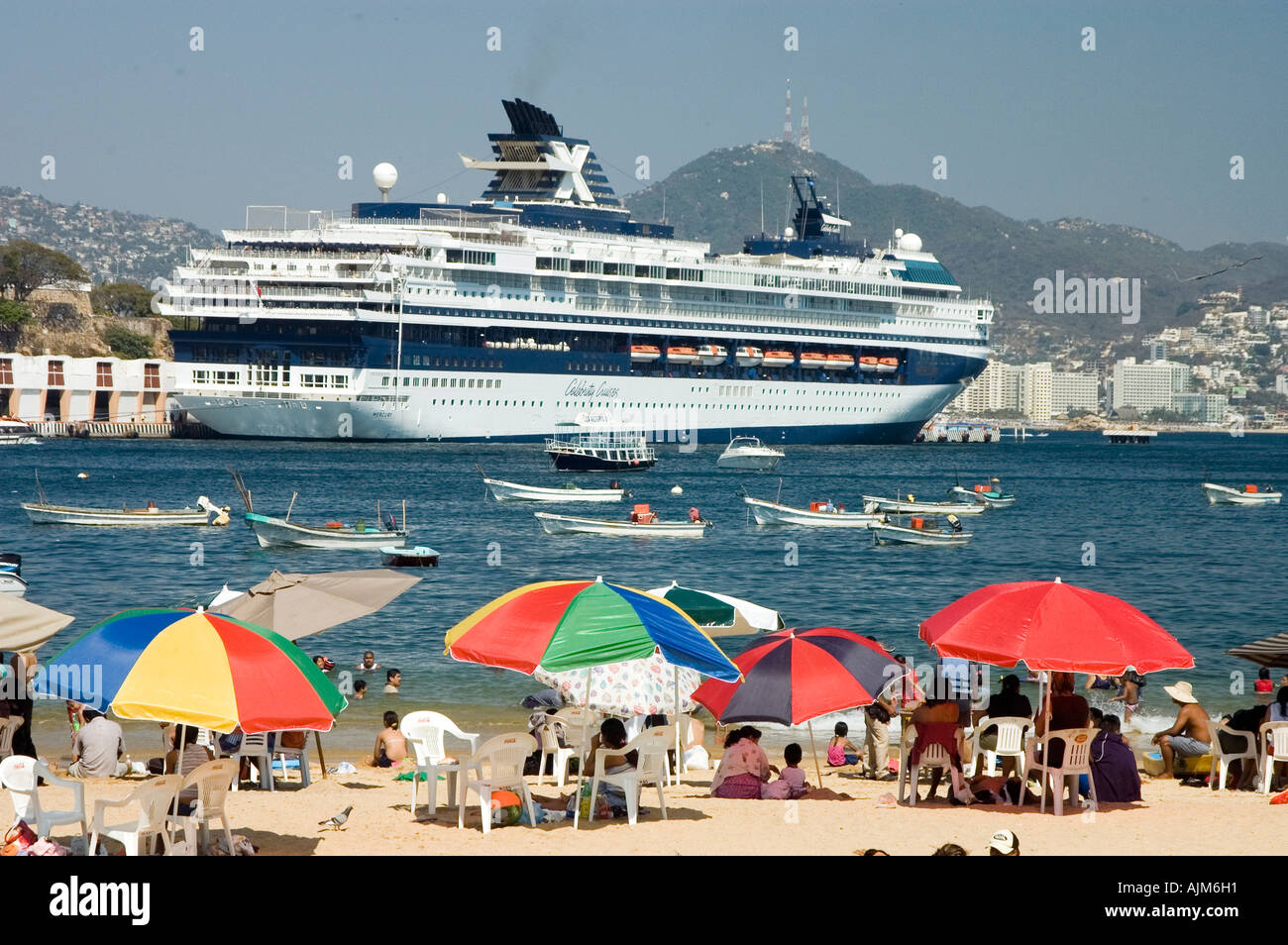 Acapulco mexico harbor hi-res stock photography and images - Alamy