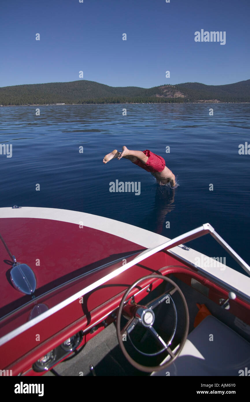 Man diving off boat hi-res stock photography and images - Alamy