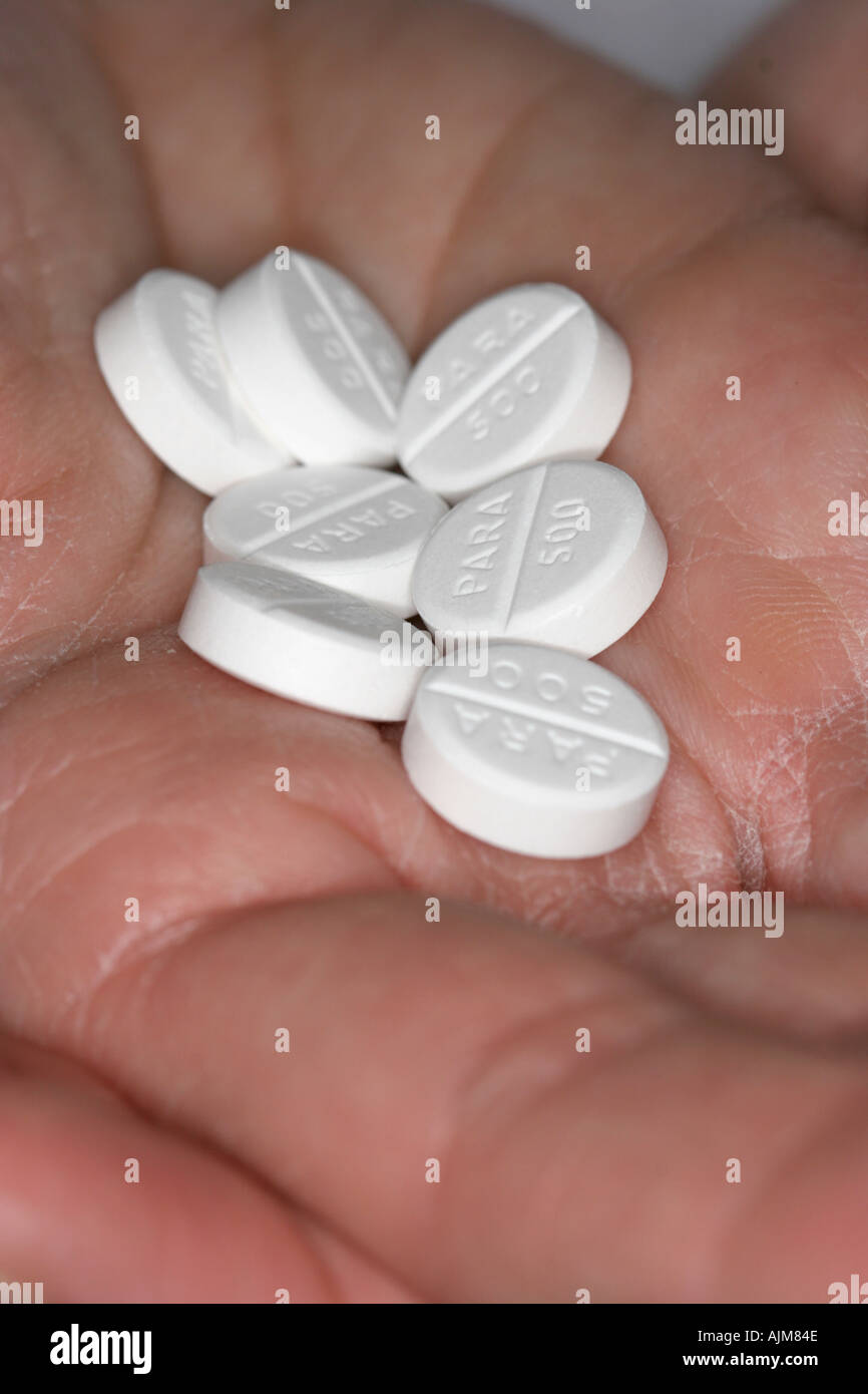 Paracetamol pills 500mg in someone s hand Stock Photo - Alamy