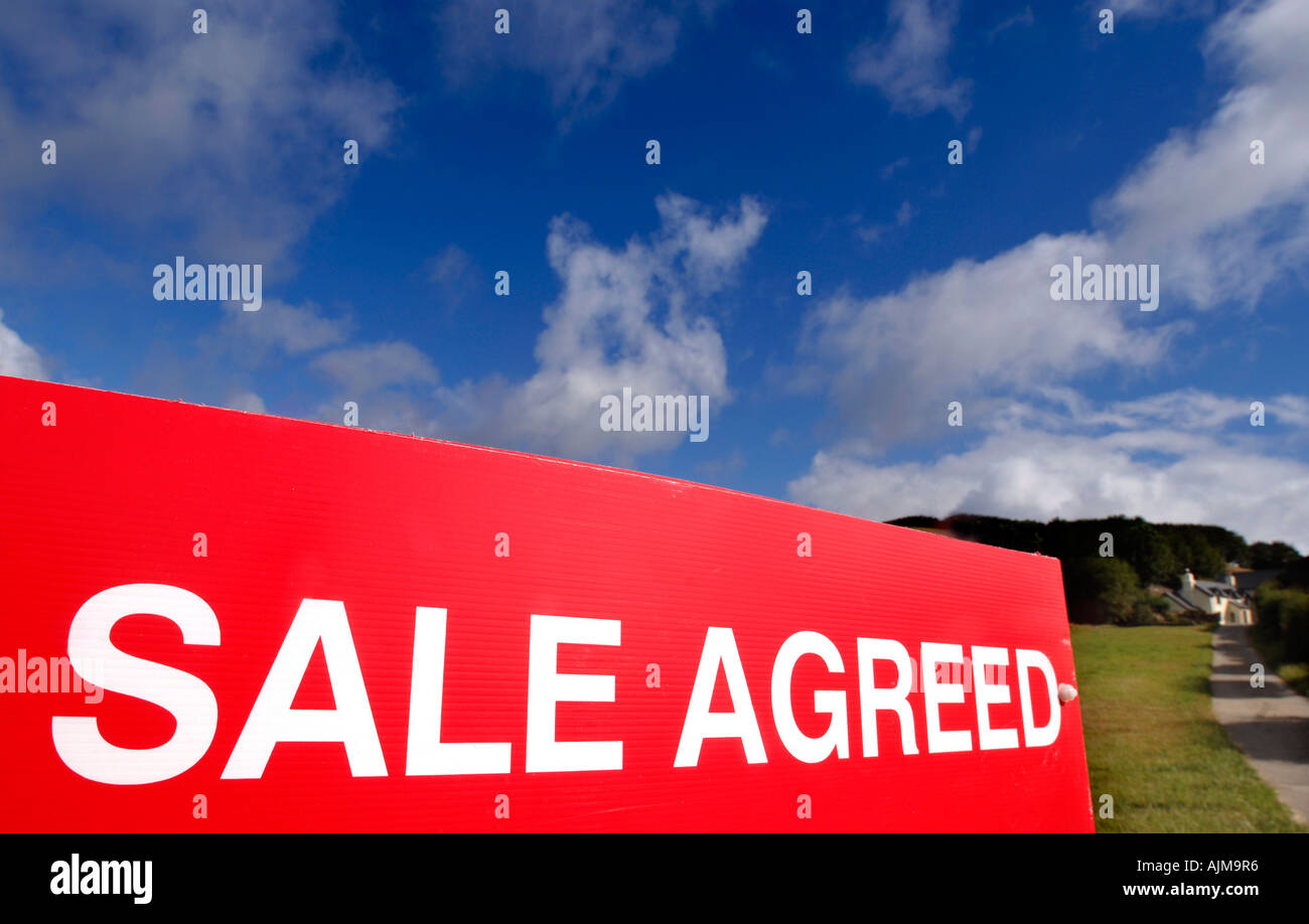 Sale agreed sign hi-res stock photography and images - Alamy