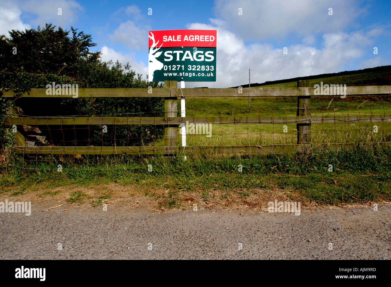 Sale agreed sign hi-res stock photography and images - Alamy