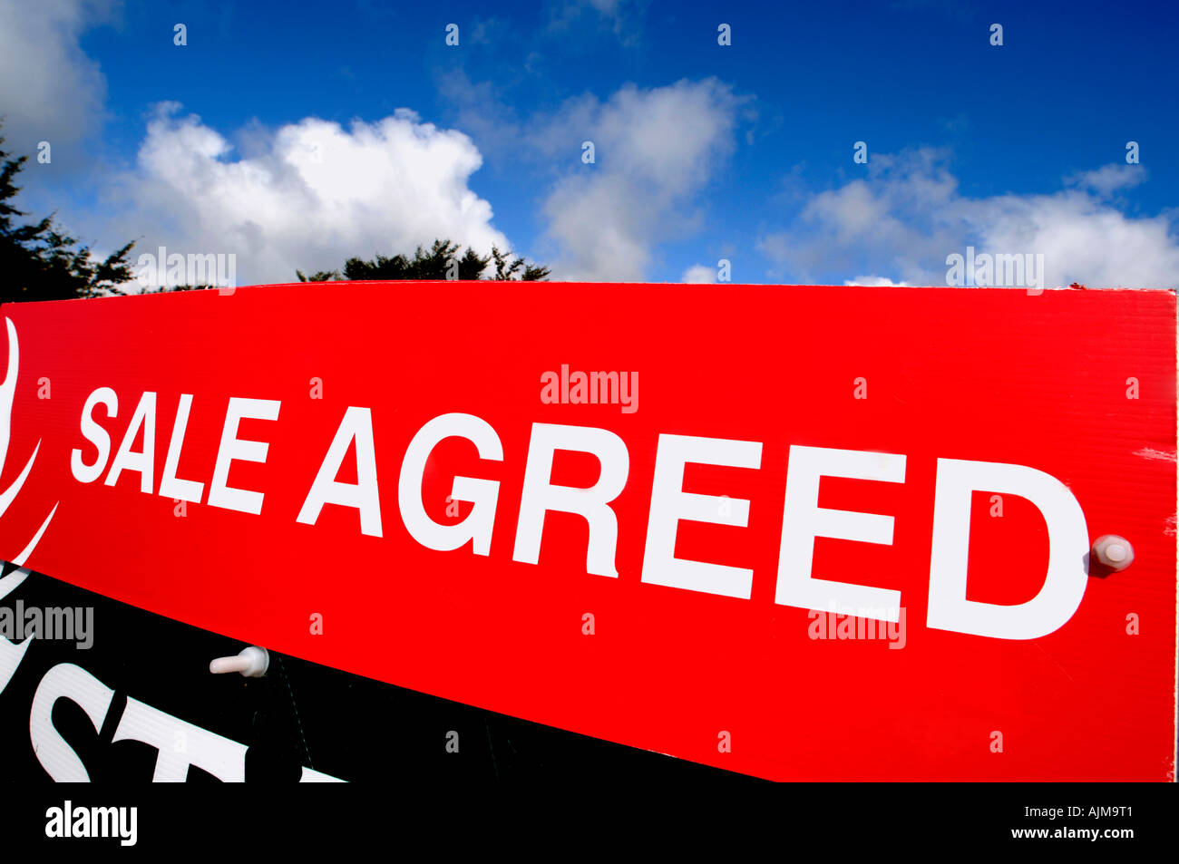 Sale agreed sign hi-res stock photography and images - Alamy