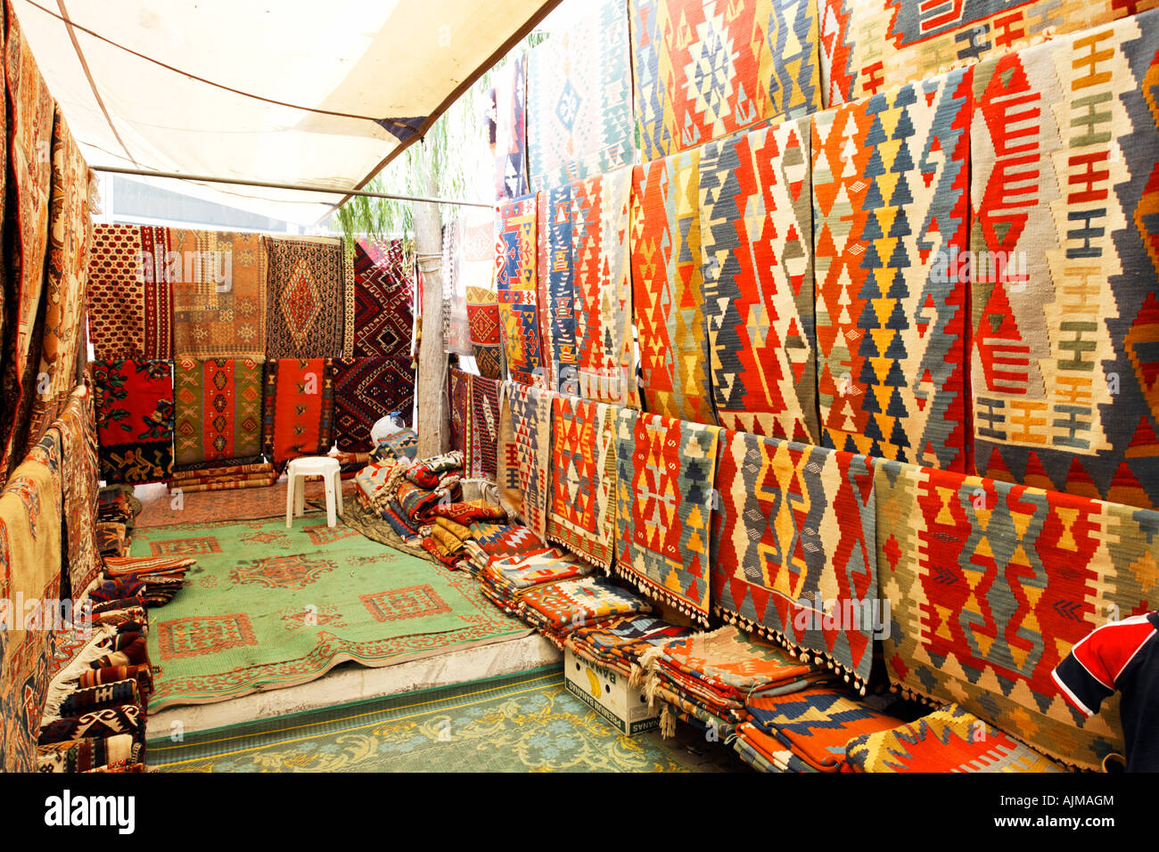 TurgetreisTurkish Pazar (Bazaar) outdoor market cotton carpets & kilims ...