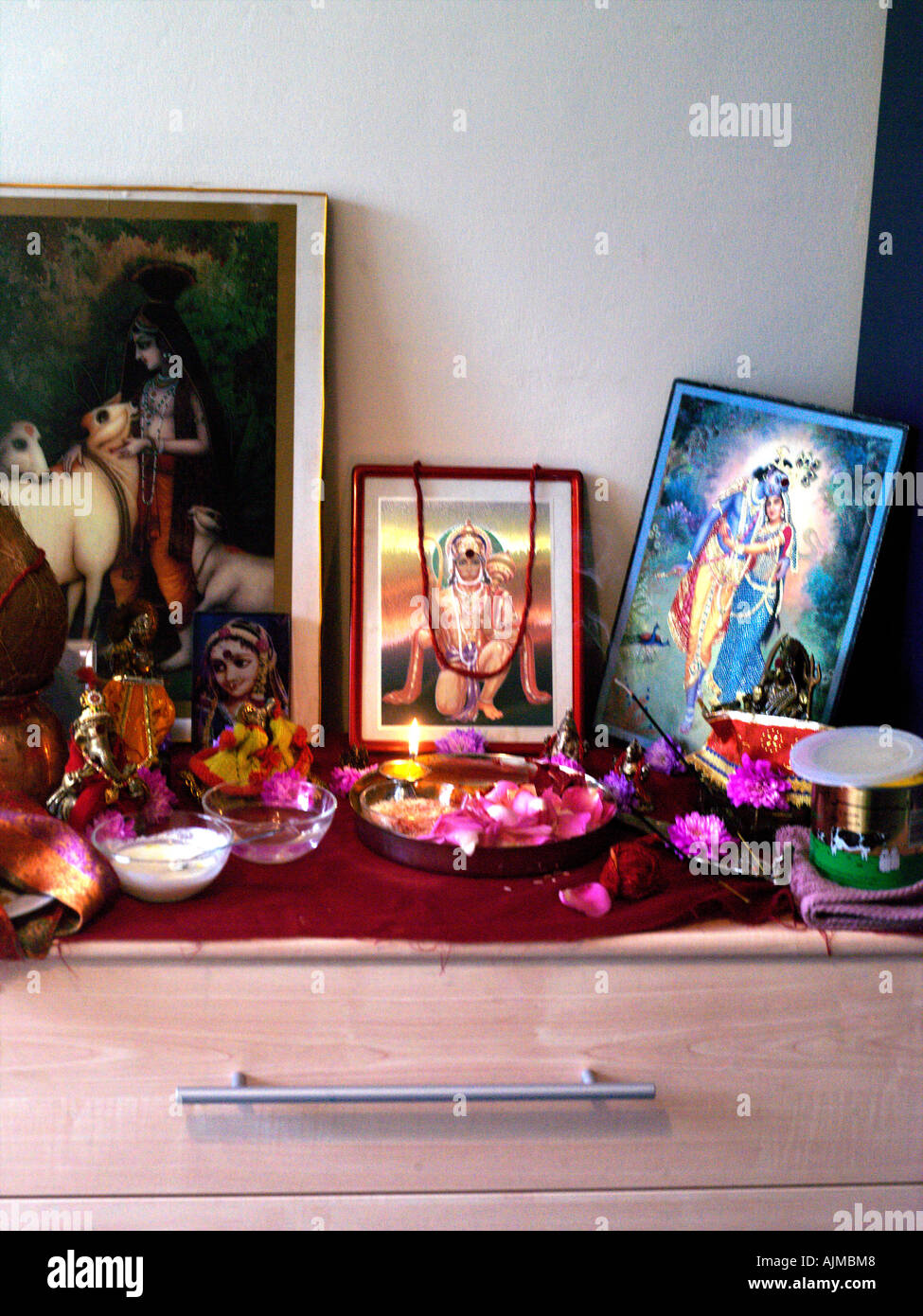 Hindu shrine home hi-res stock photography and images - Alamy