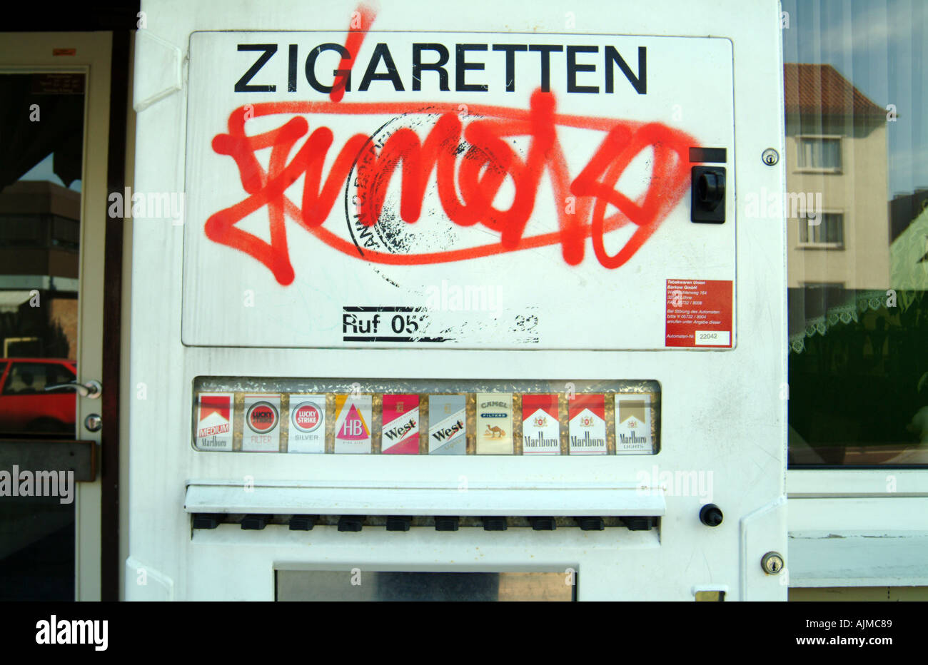 German cigarette vending machine hi-res stock photography and images ...