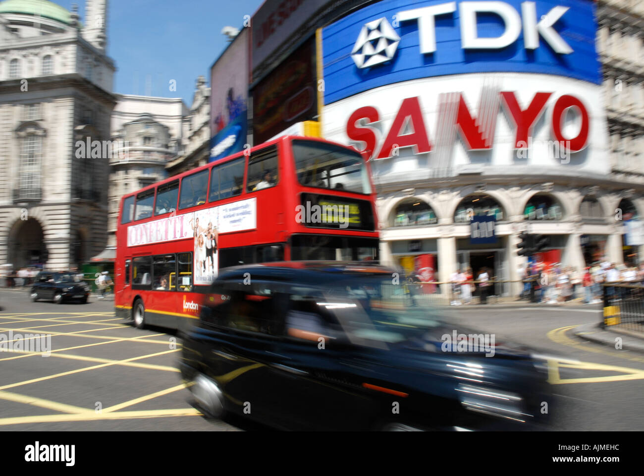 Taxi and bus image in Piccadilly Circus London Stock Photo - Alamy