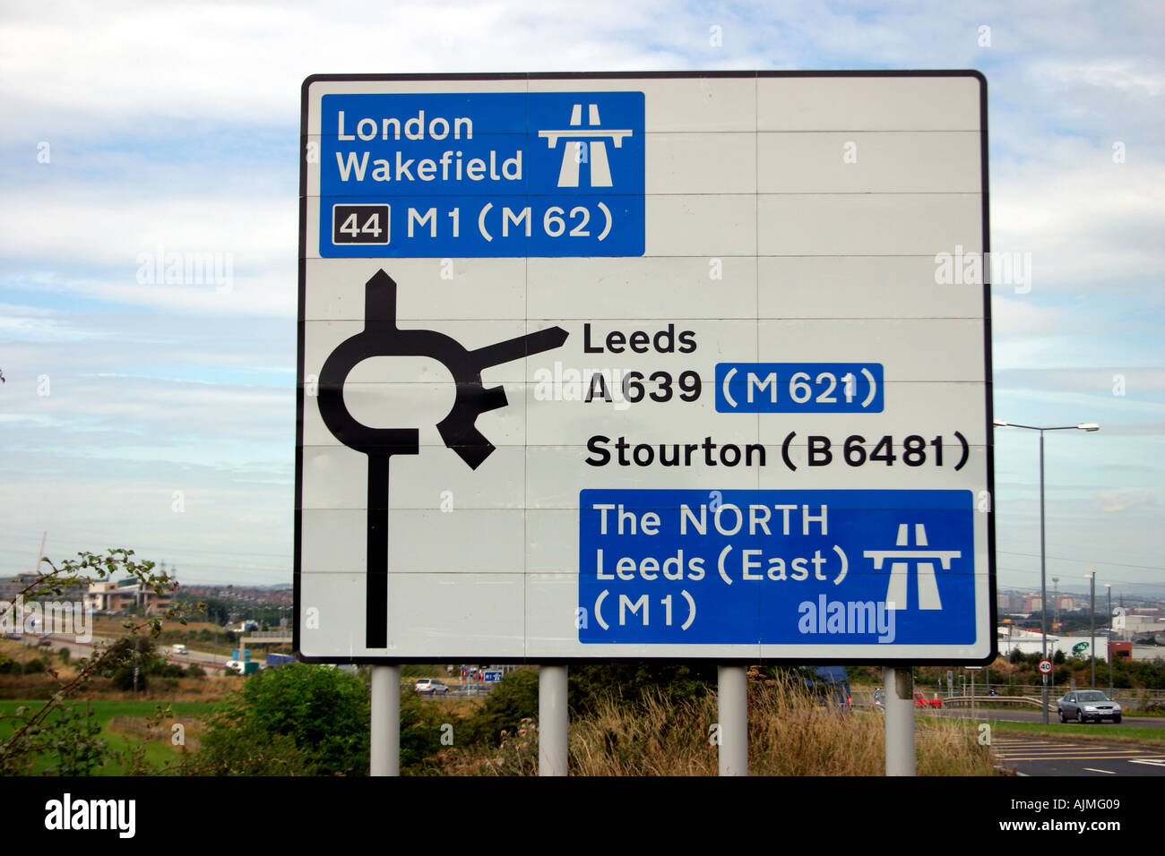 M1 motorway sign north hi-res stock photography and images - Alamy