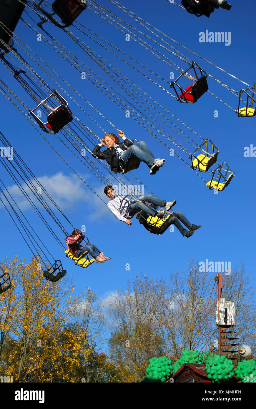 'Billy's Whizzer' Waveswinger Ride, 'Beanoland', Chessington World of ...