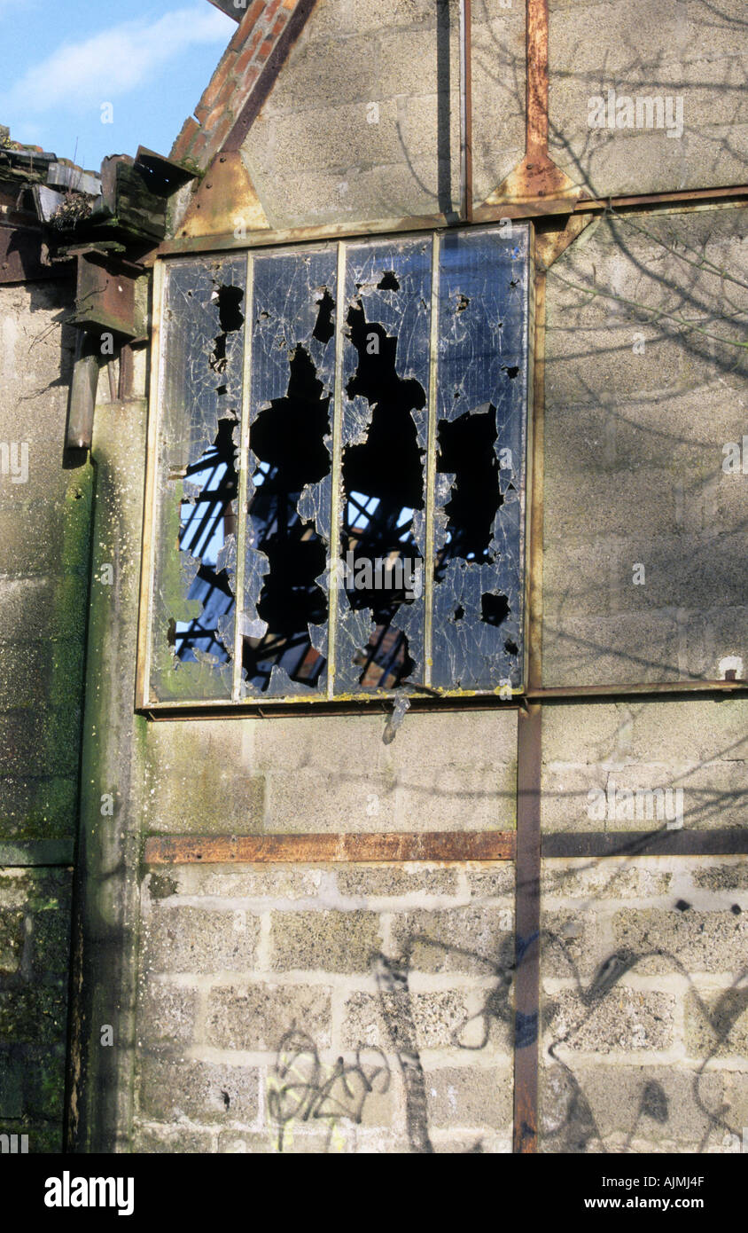 Sliding sash windows hi-res stock photography and images - Alamy