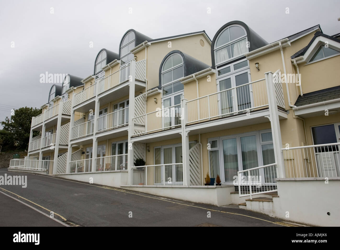 Three storey flats hi-res stock photography and images - Alamy