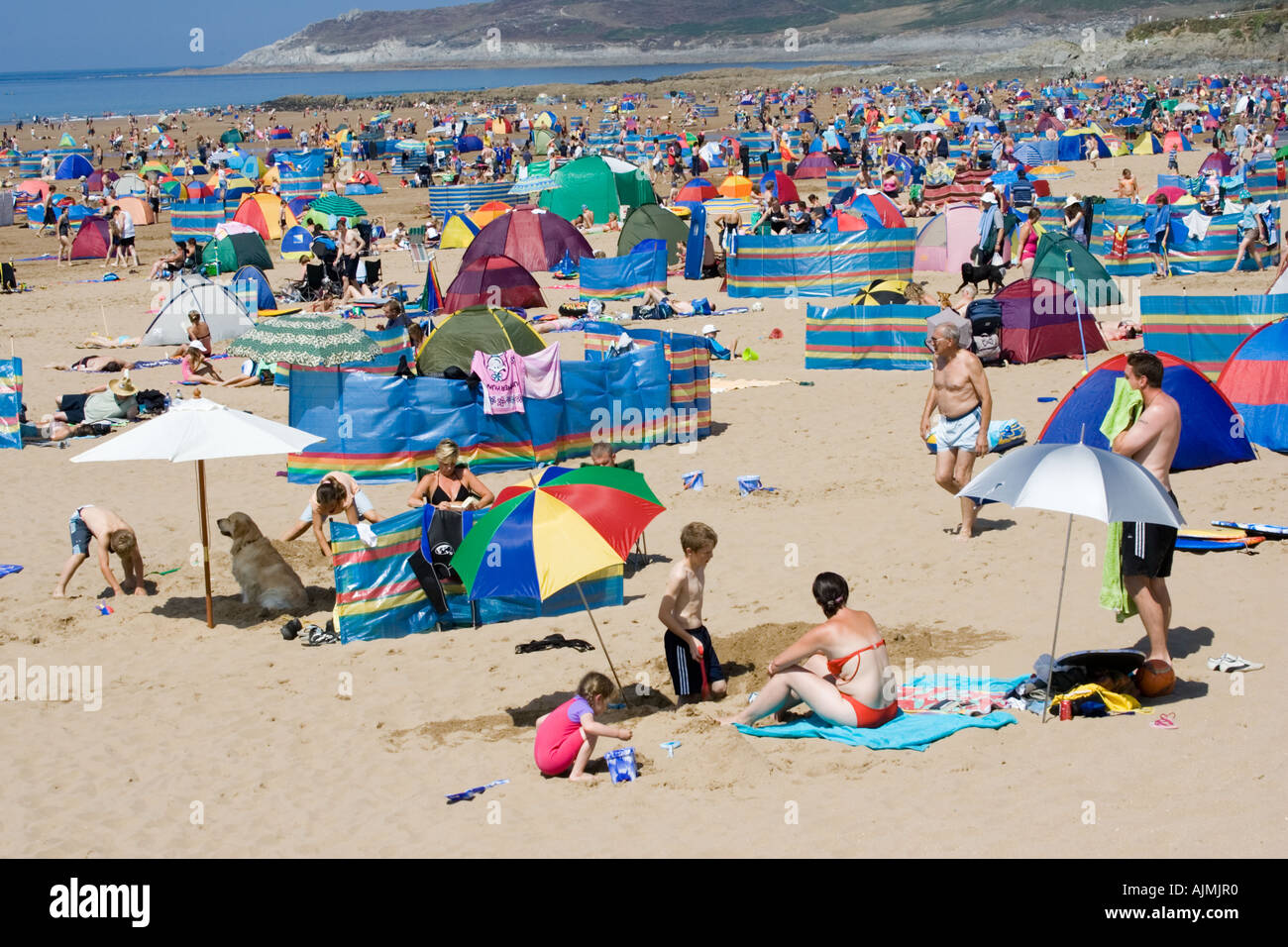 Crowded beach woolacombe in devon hi-res stock photography and images ...